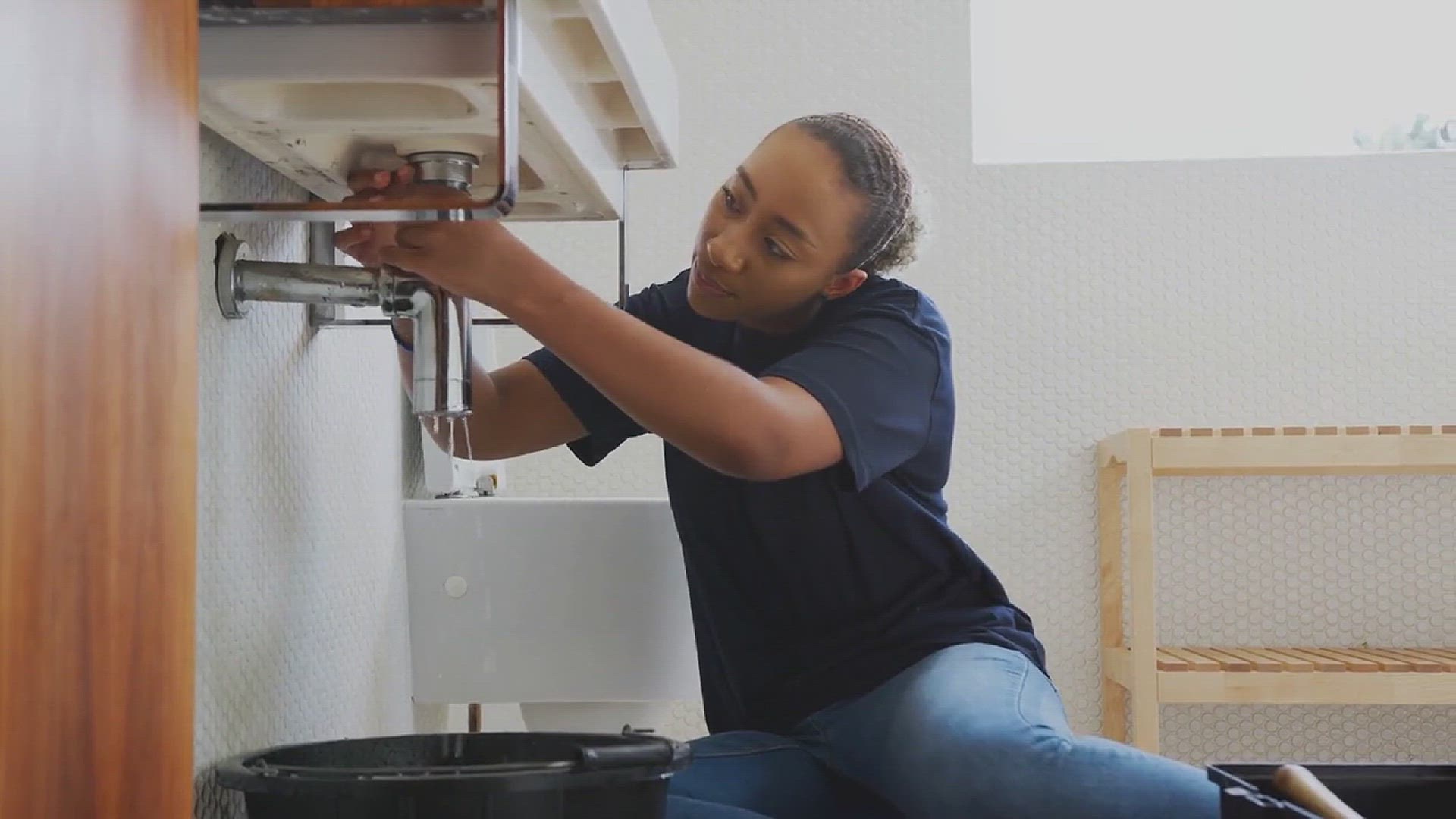 why does my bathroom smell like sewage